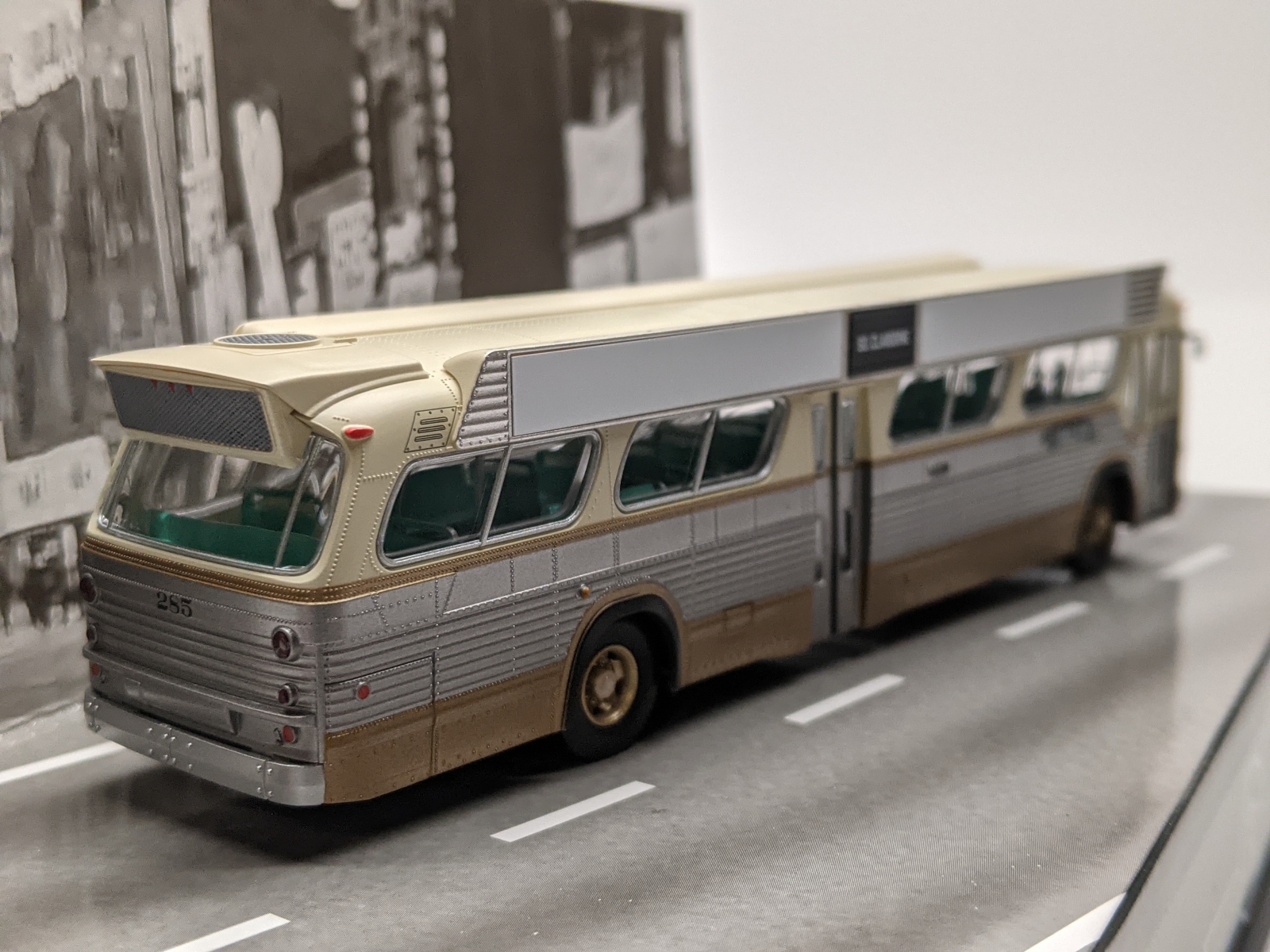 Rapido 753040 HO 1:87 New Look "Fishbowl" Bus - Deluxe w/ Lights - New ...