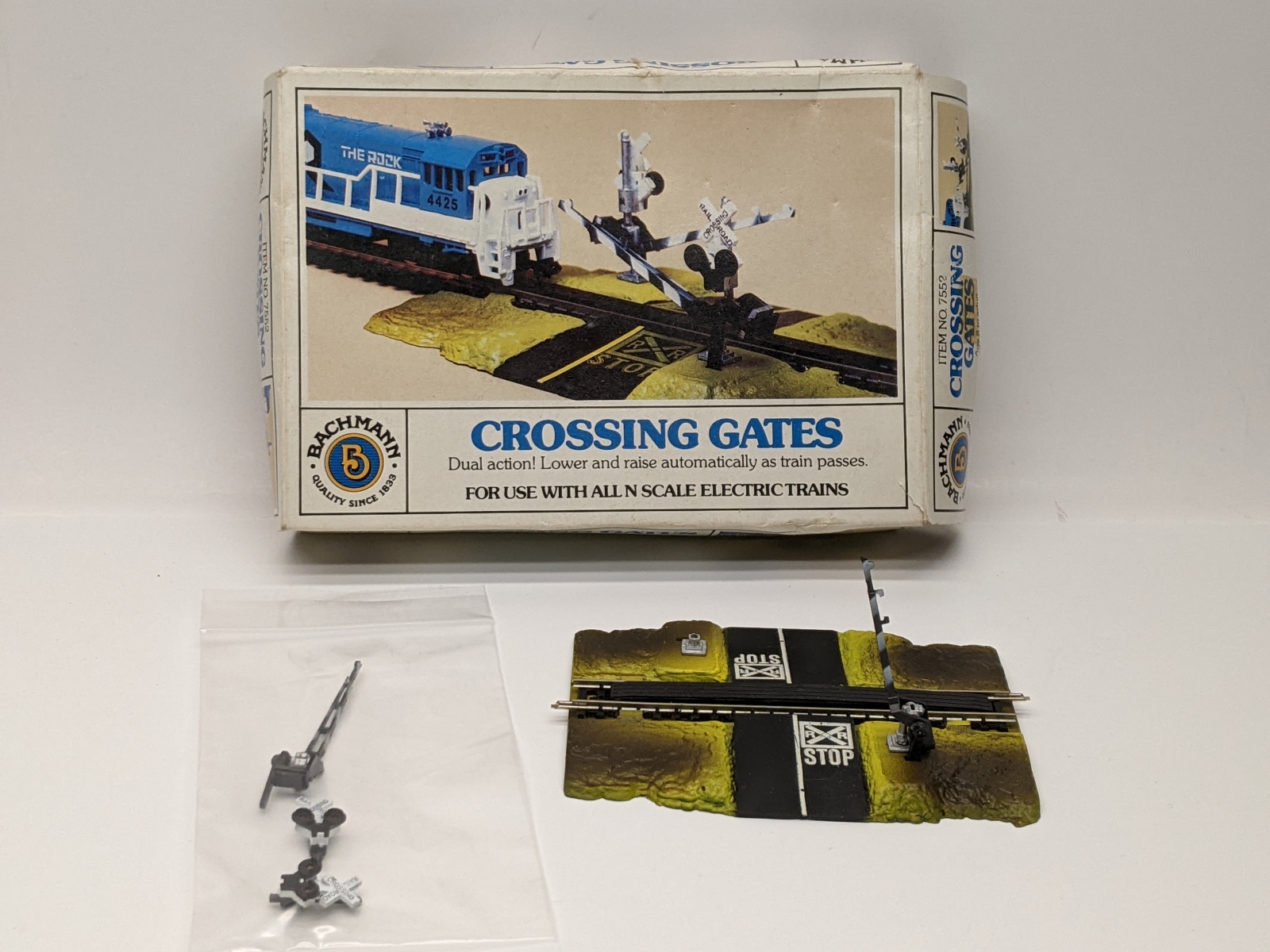 (Lot) N Scale Assortment - Track, Piers, Buildings, Crossing Gates, etc ...