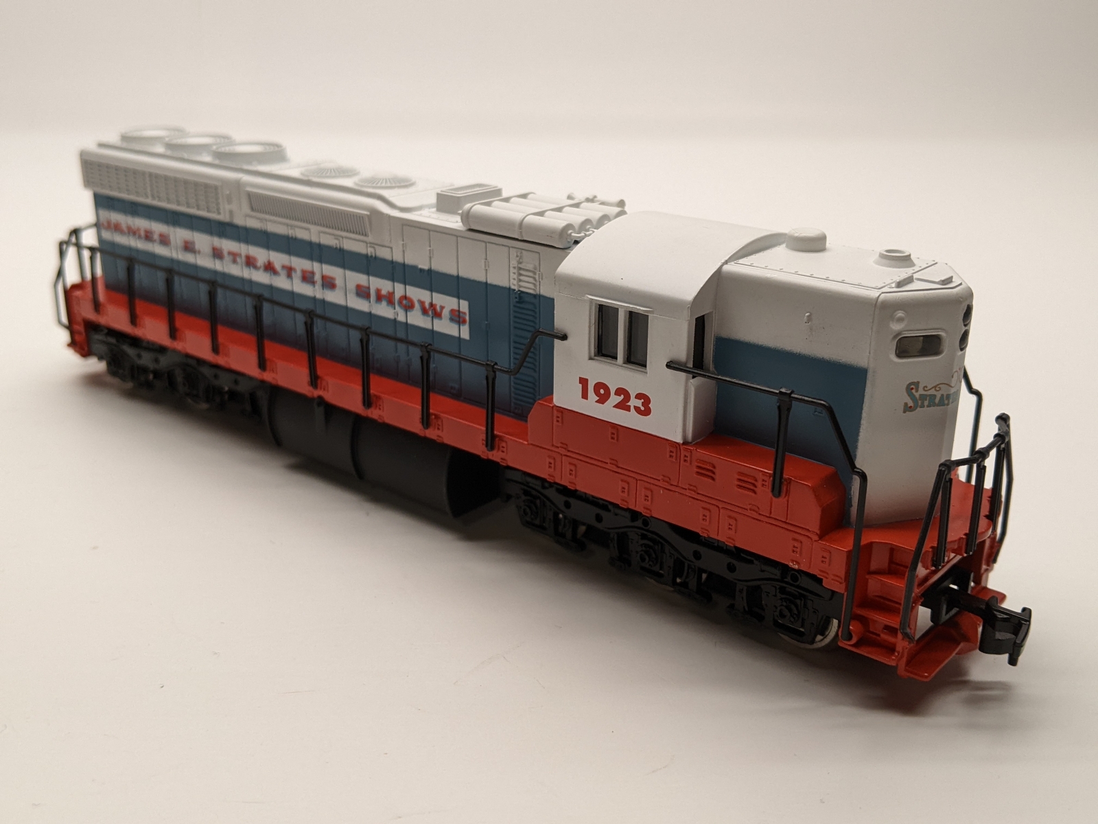 IHC 318 HO James E Strates Shows Train Set - Locomotive & 4 Coaches For ...